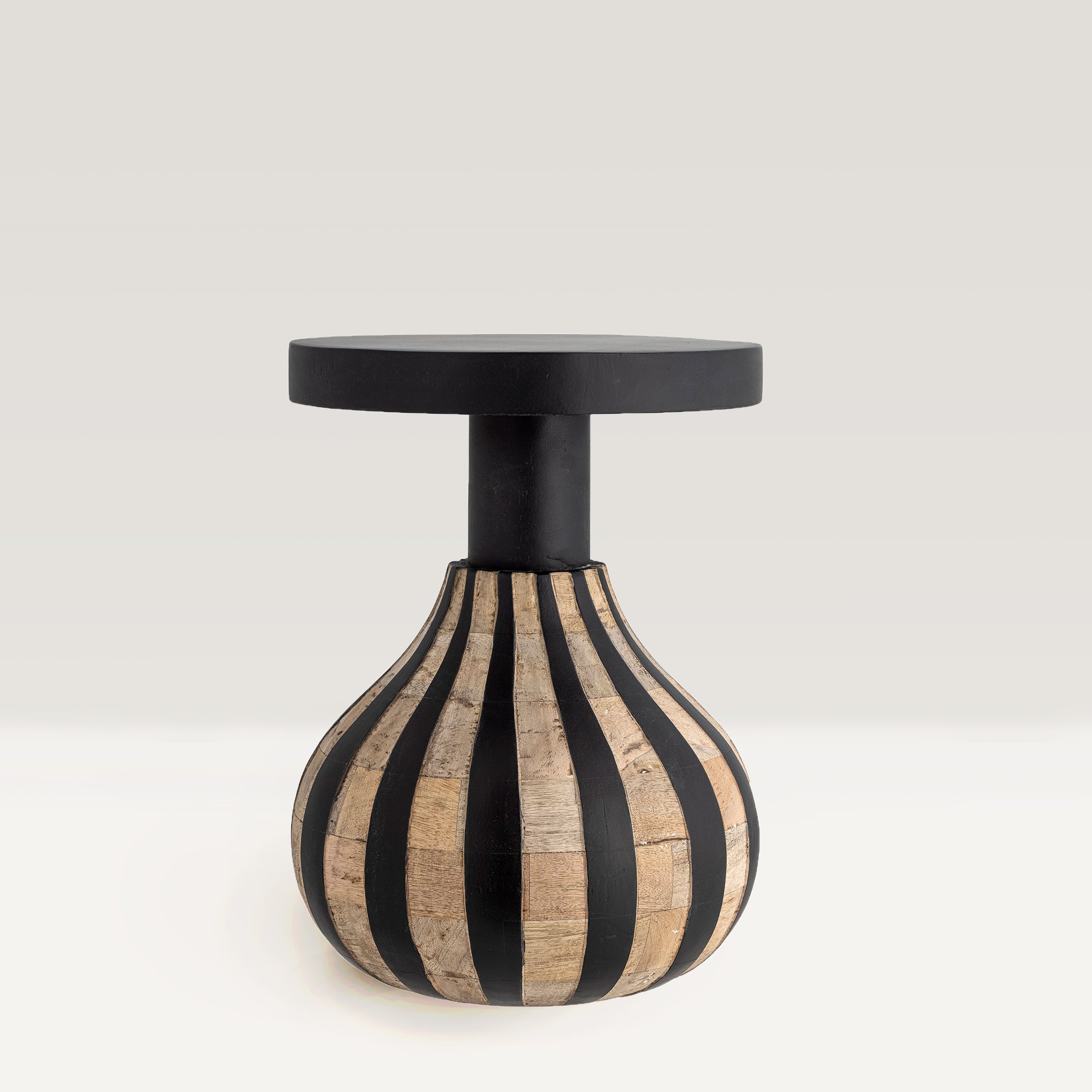 Aloise hand carved wooden side table – ATT PYNTA