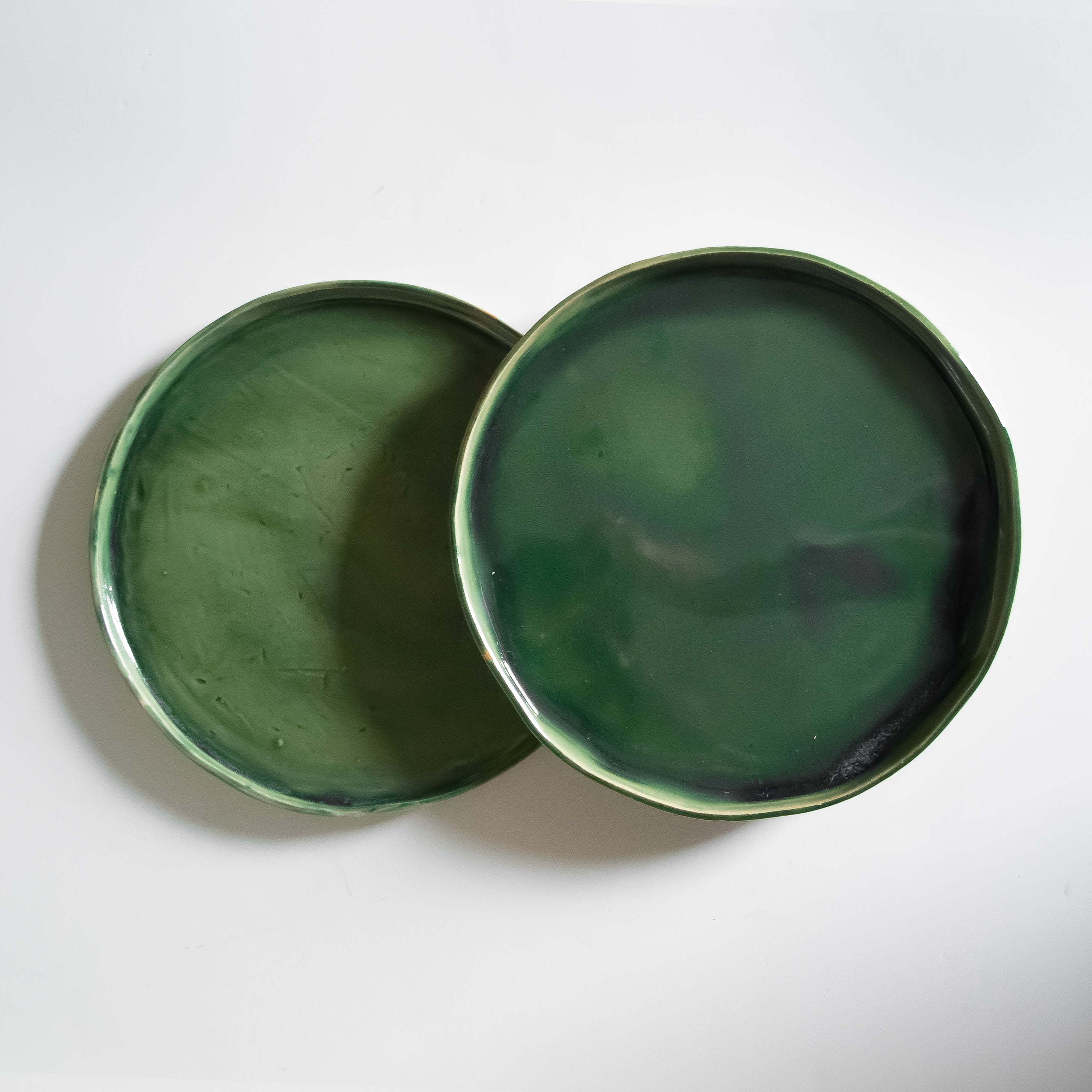 Skog Handmade Forest green glazed dinner plate – ATT PYNTA
